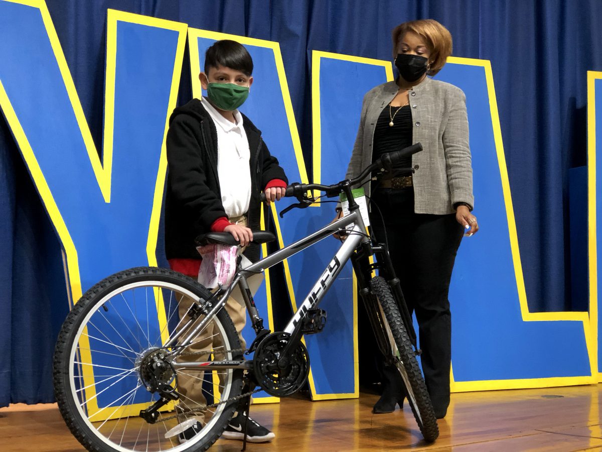 Former NFL players recognize YMLA students for academic dedication ...